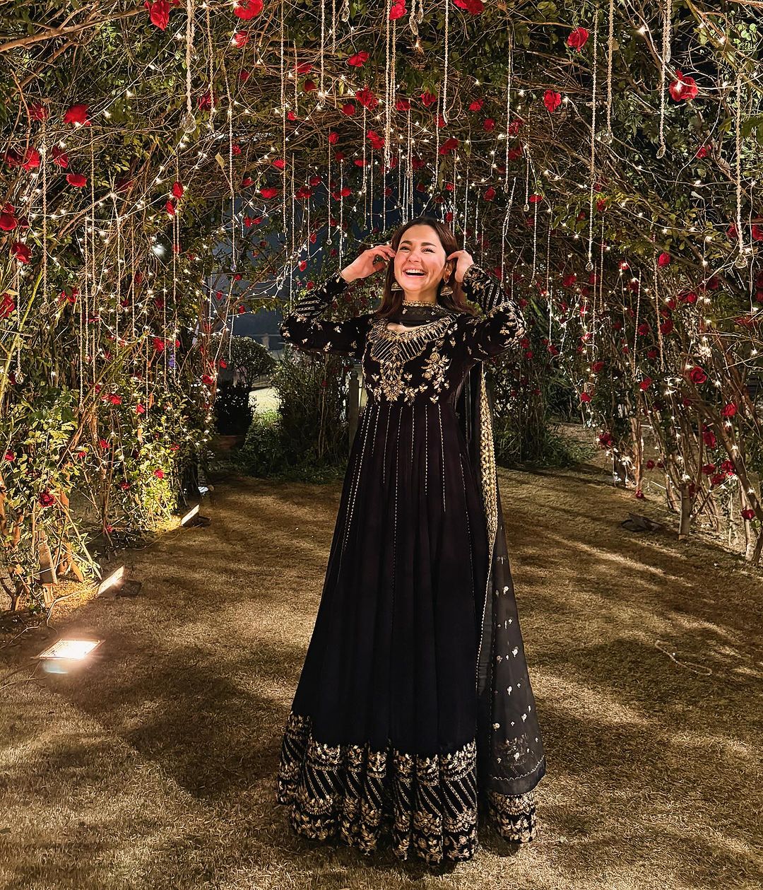 Hania Aamir Looks Like A Vision In Traditional Wear For A Wedding ...