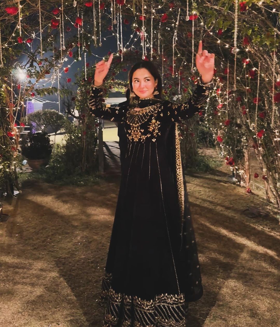 Hania Aamir Looks Like A Vision In Traditional Wear For A Wedding ...
