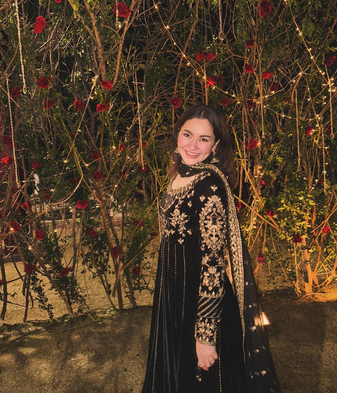 Hania Aamir Looks Like A Vision In Traditional Wear For A Wedding ...