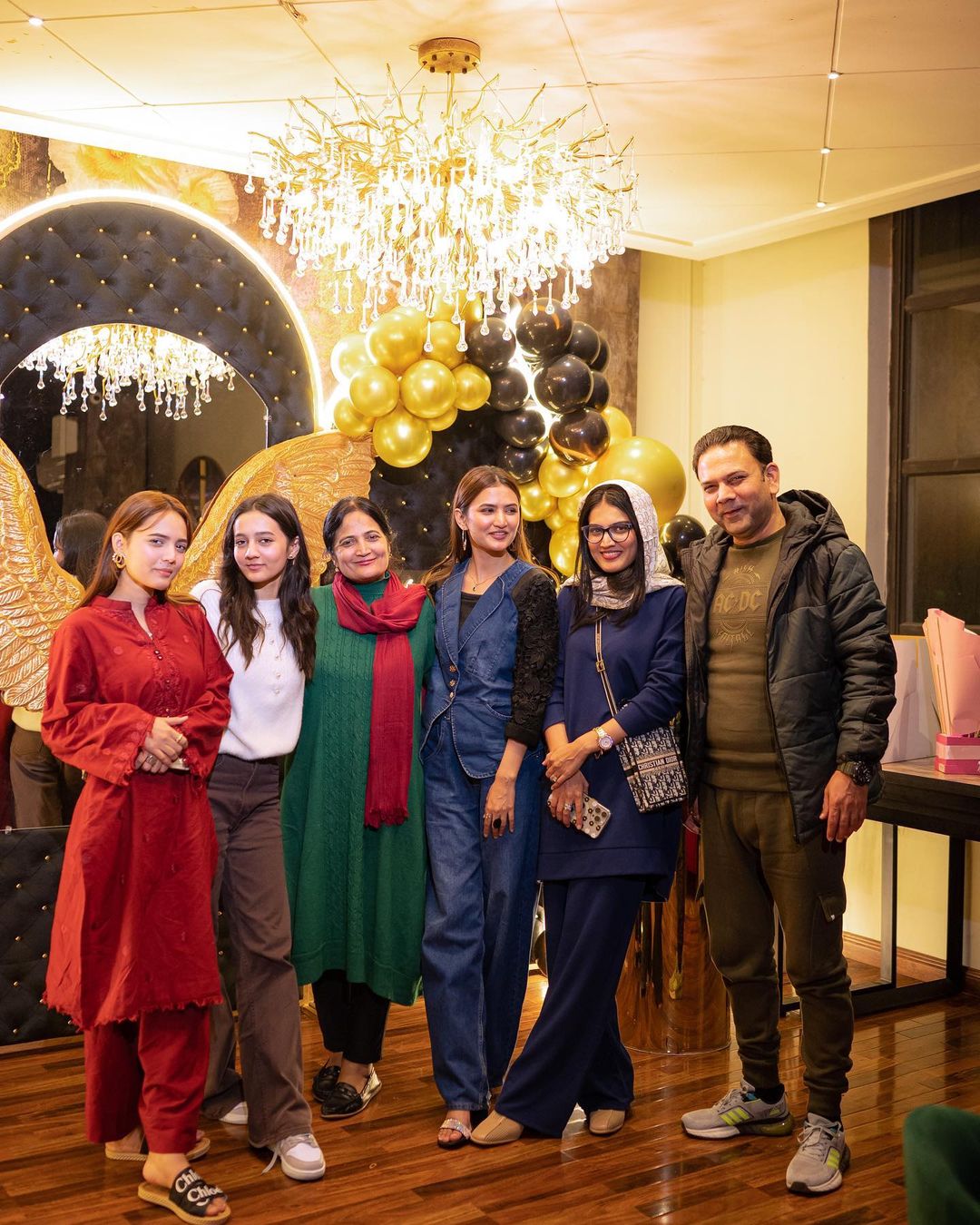 Sistrology's Hira Faisal Celebrates Birthday With Her Family | Reviewit.pk