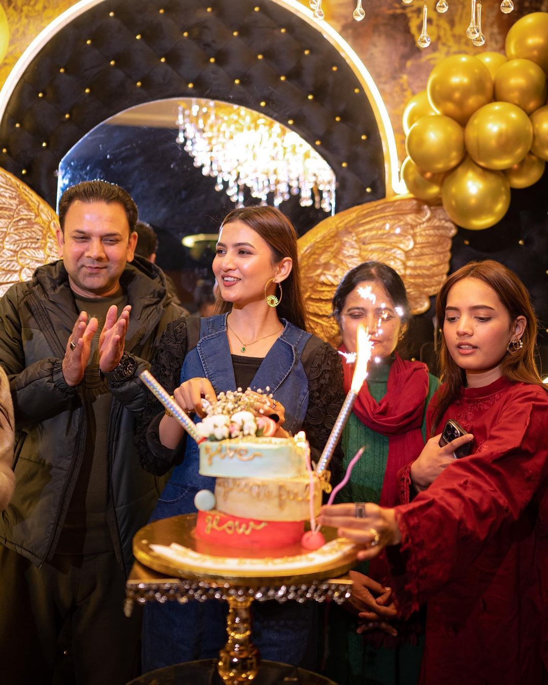 Sistrology's Hira Faisal Celebrates Birthday With Her Family | Reviewit.pk