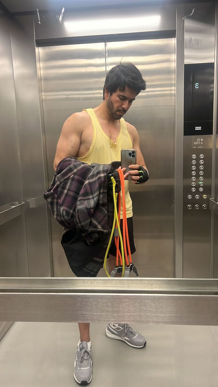 Junaid Khan Enjoying Down Time In Dubai | Reviewit.pk