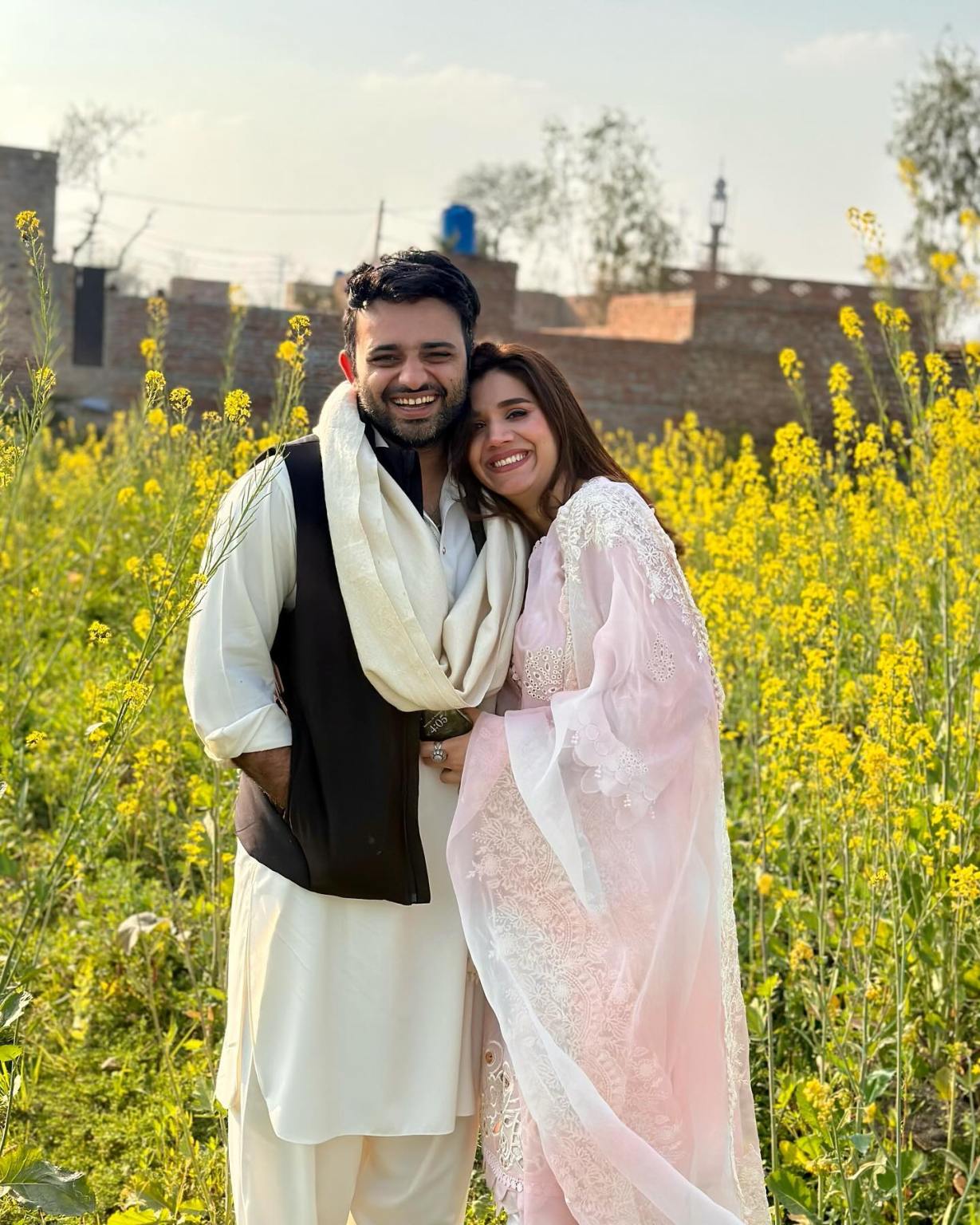 Kiran Ashfaque's New Adorable Clicks With Husband Hamza Ali Chaudhary | Reviewit.pk