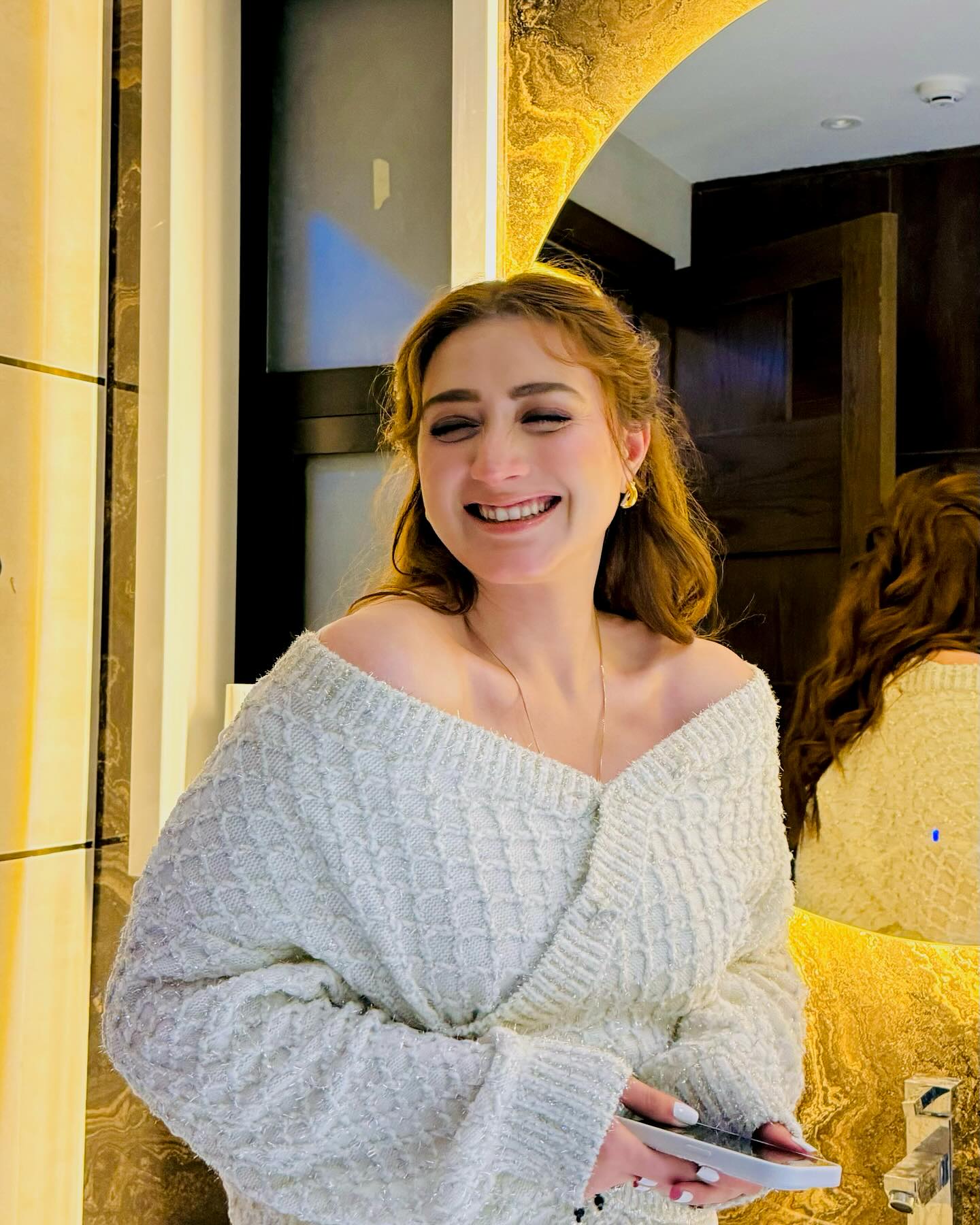 Momina Iqbal Looks Ethereal In Her Latest Clicks | Reviewit.pk