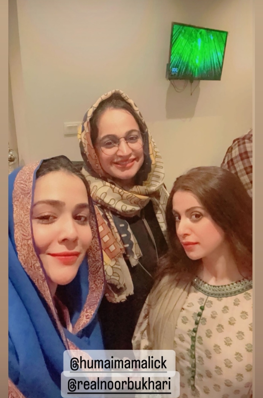 Humaima Malick & Noor Bukhari With Their Spiritual Guide | Reviewit.pk