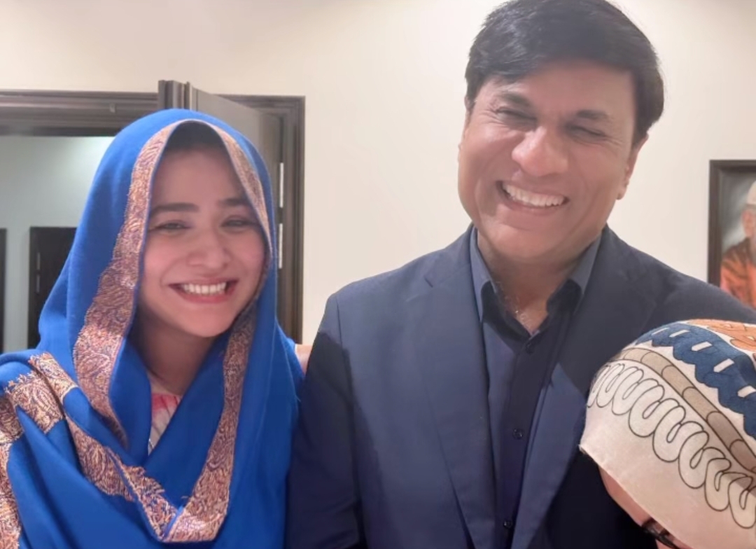 Humaima Malick & Noor Bukhari With Their Spiritual Guide | Reviewit.pk