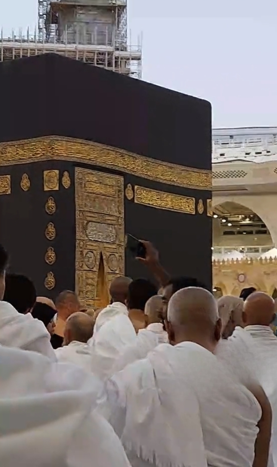 Pilgrim Playing Game in Khana Kaaba - Strong Public Reaction | Reviewit.pk