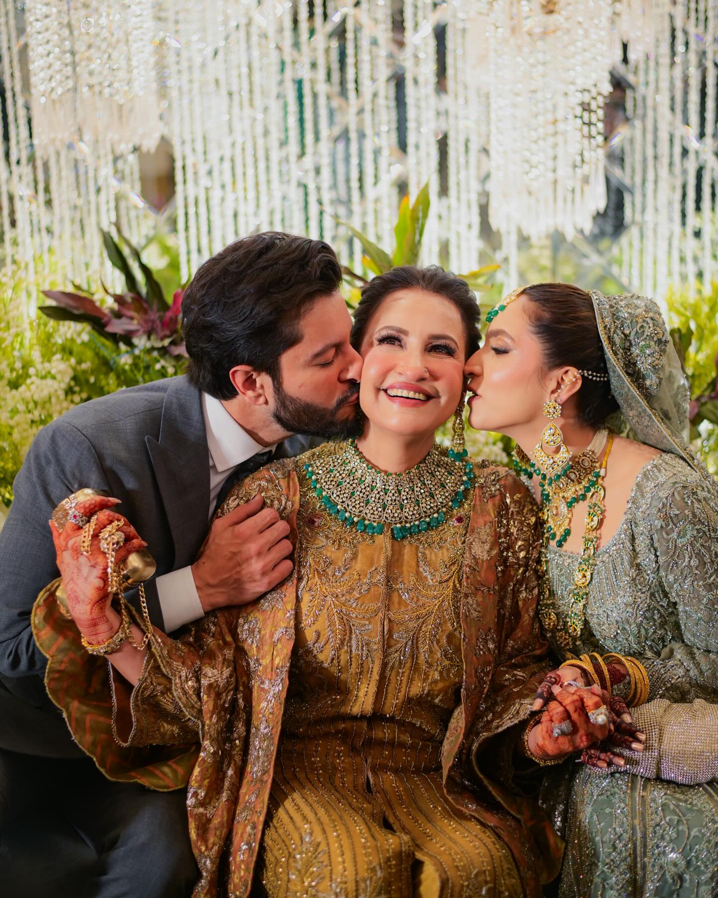 Saba Faisal's Beautiful Family Pictures From An Outing | Reviewit.pk