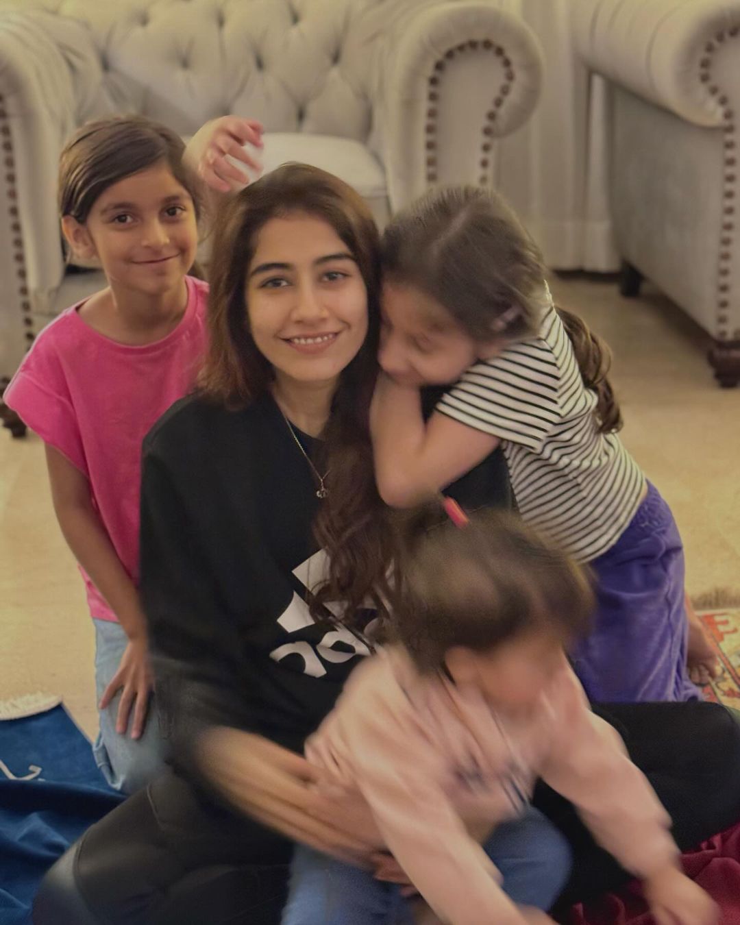 Syra Yousuf's Latest Pictures Win The Public Over | Reviewit.pk