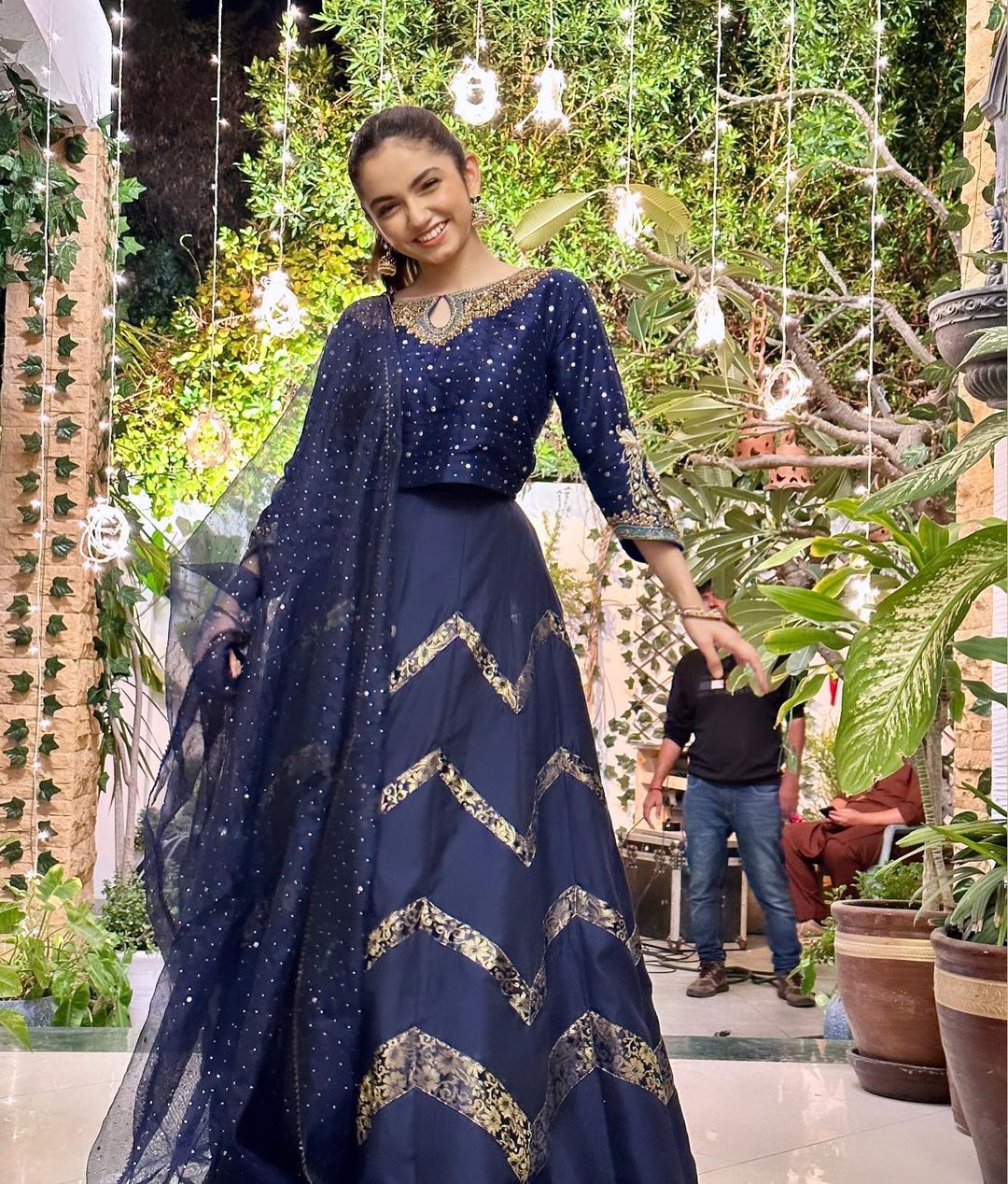 Aina Asif Shares Gorgeous BTS Clicks From Her Shooting | Reviewit.pk