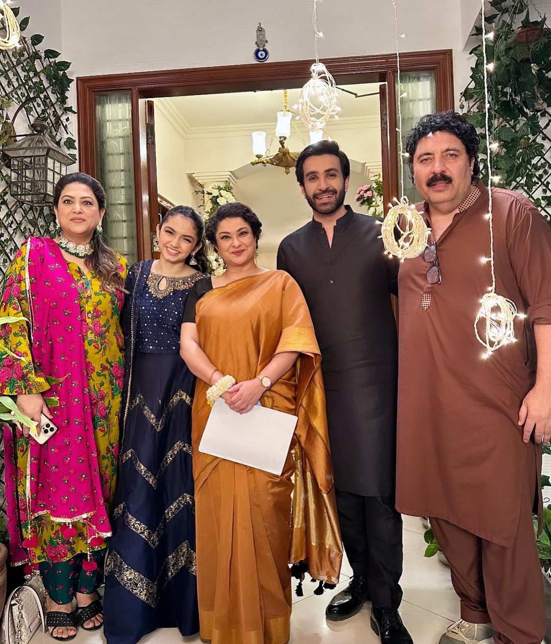 Aina Asif Shares Gorgeous BTS Clicks From Her Shooting | Reviewit.pk