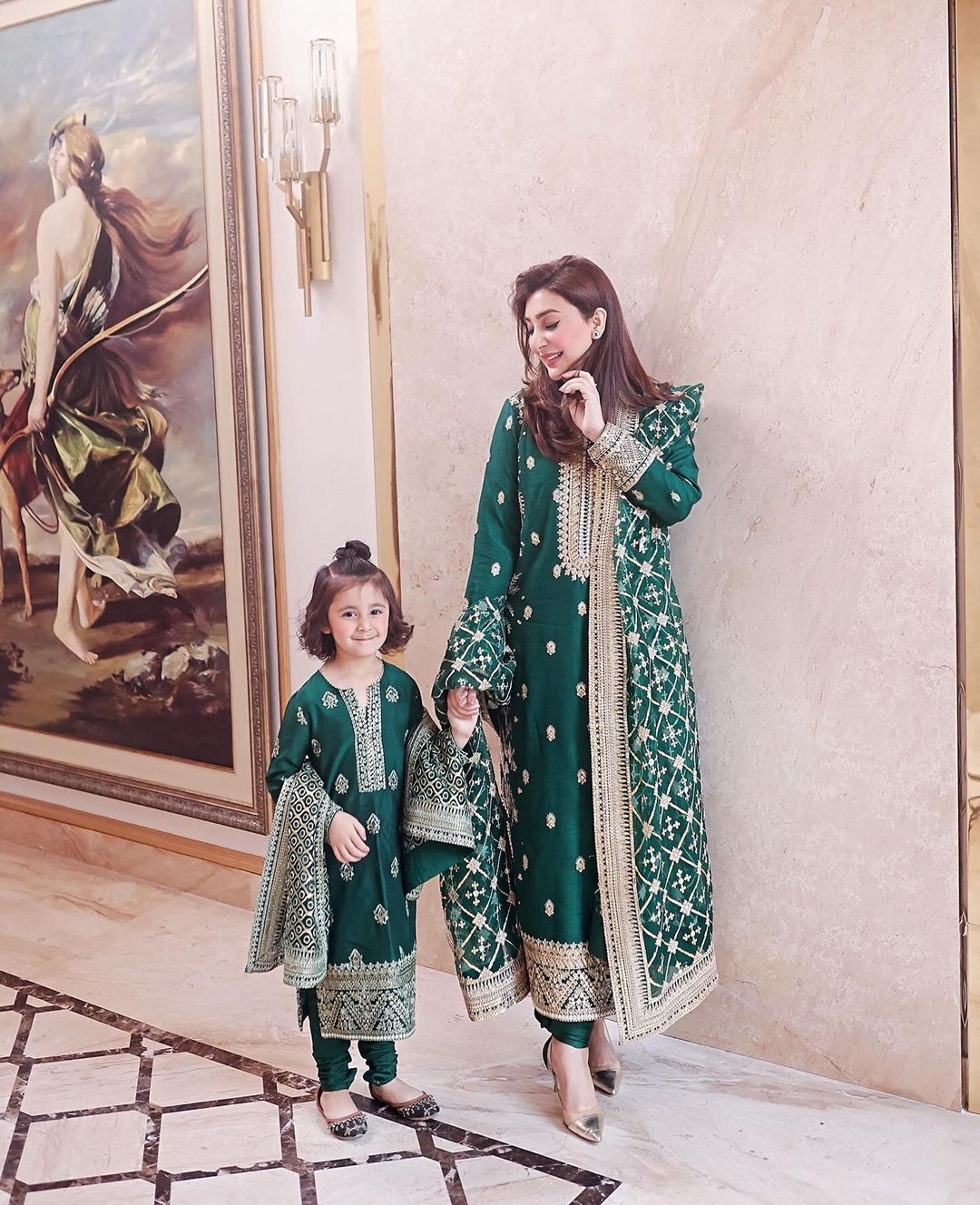 Aisha Khan's Adorable New Clicks With Daughter Mahnoor | Reviewit.pk