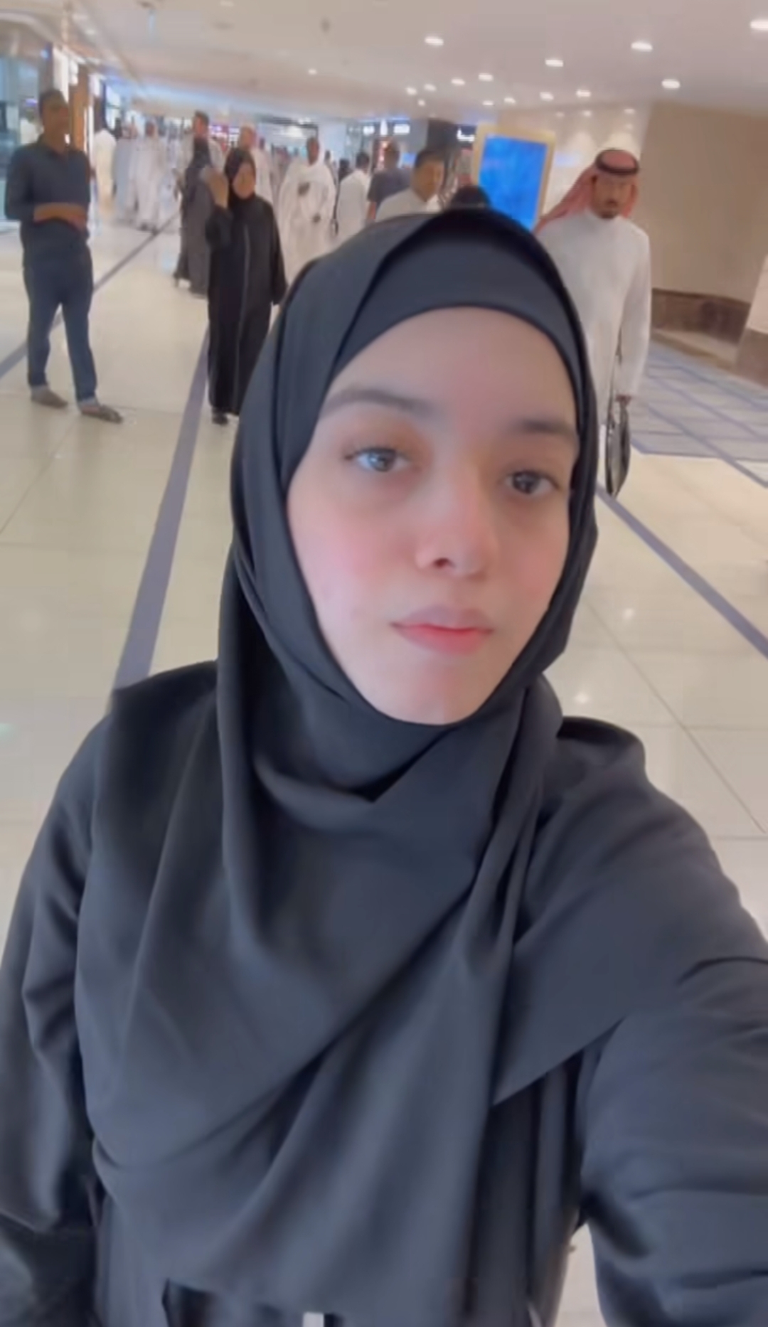 Arisha Razi Umrah Pictures With Husband | Reviewit.pk