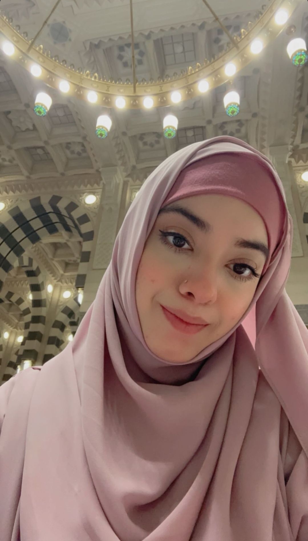 Arisha Razi Umrah Pictures With Husband | Reviewit.pk
