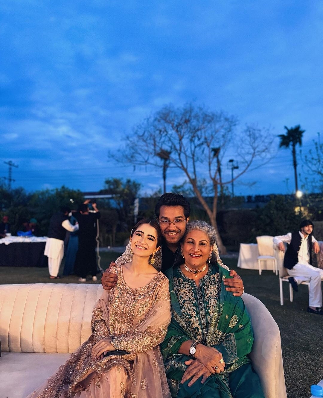 Hania Fans Judge Asim Azhar's Mother For Her Difference in Behaviour ...