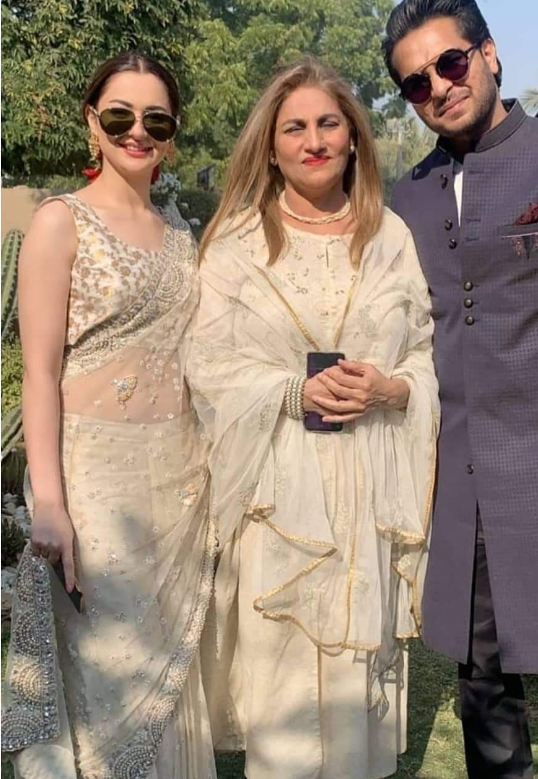 Hania Fans Judge Asim Azhar's Mother For Her Difference in Behaviour ...