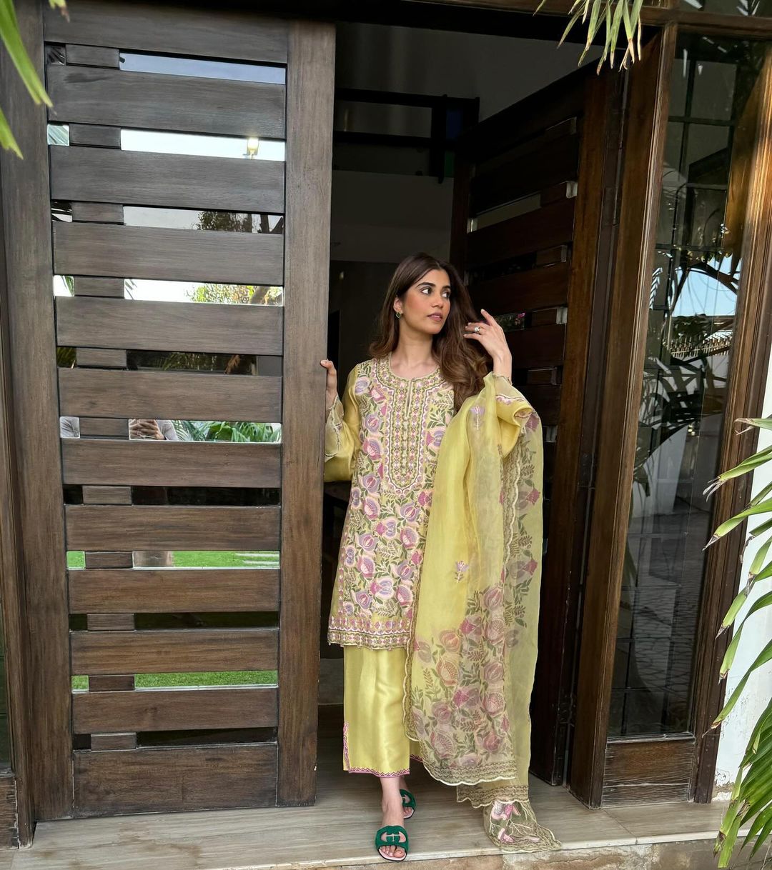 Behroze Sabzwari Hosts A Star-Studded Iftar | Reviewit.pk