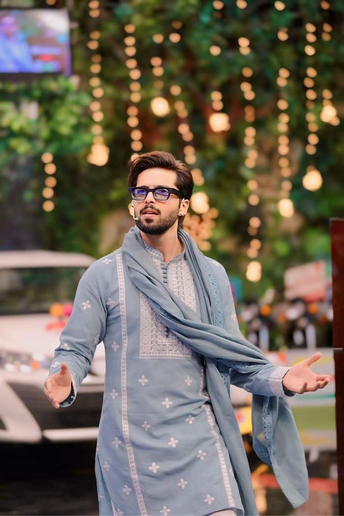 Fahad Mustafa's Distasteful Picture Starts Hilarious Debate | Reviewit.pk