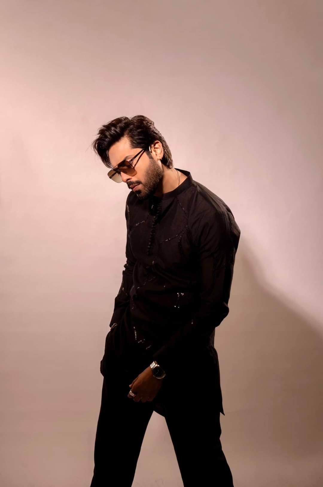 Fahad Mustafa’s Outfits in Jeeto Pakistan Viral on Social Media ...