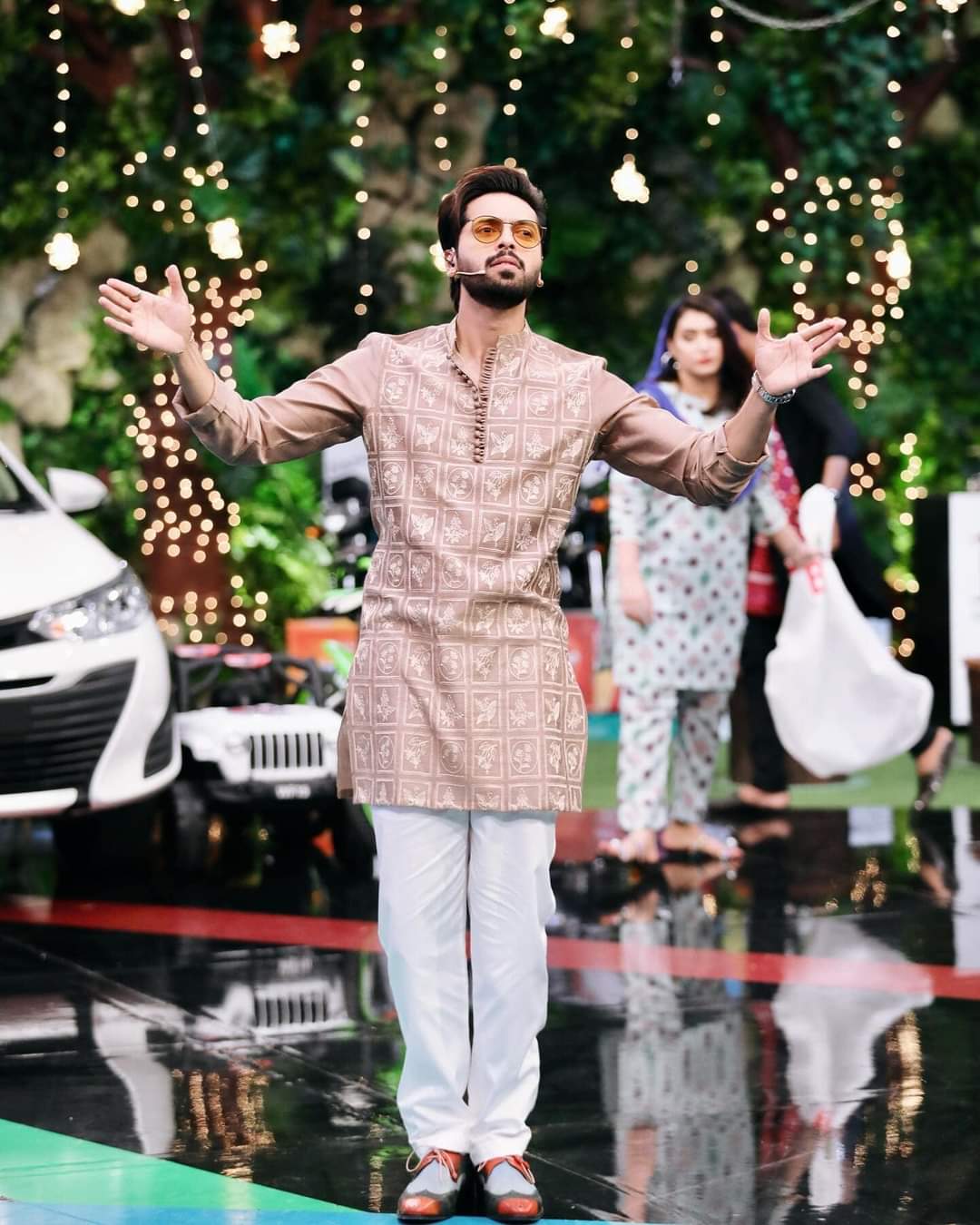 Fahad Mustafa’s Outfits in Jeeto Pakistan Viral on Social Media ...