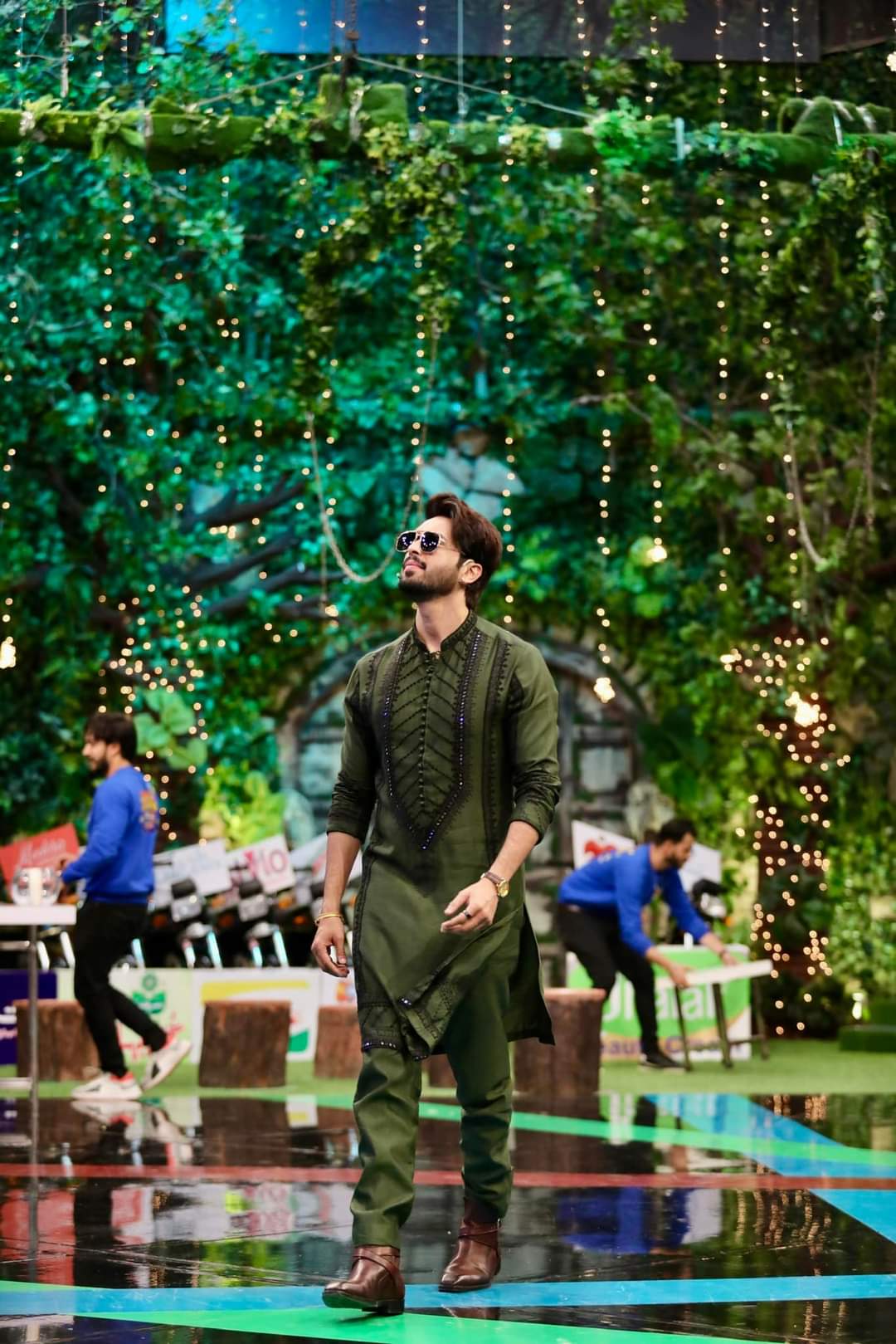 Fahad Mustafa’s Outfits in Jeeto Pakistan Viral on Social Media ...
