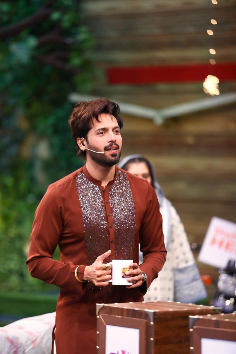 Fahad Mustafa’s Outfits in Jeeto Pakistan Viral on Social Media ...