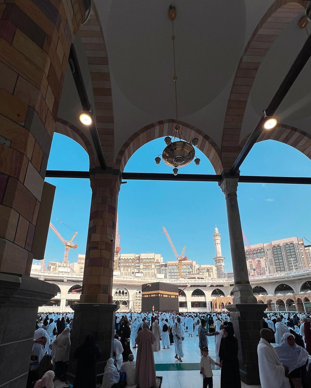 Famous Pakistani Model Fatima Hassan Performs Umrah With Husband ...