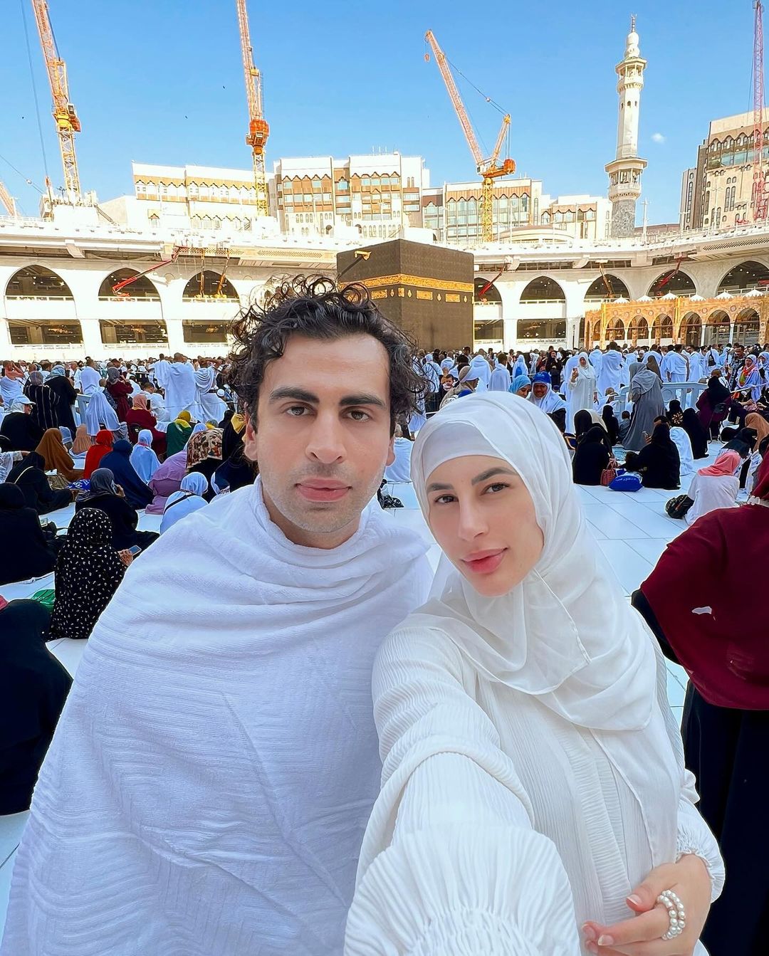 Famous Pakistani Model Fatima Hassan Performs Umrah With Husband | Reviewit.pk