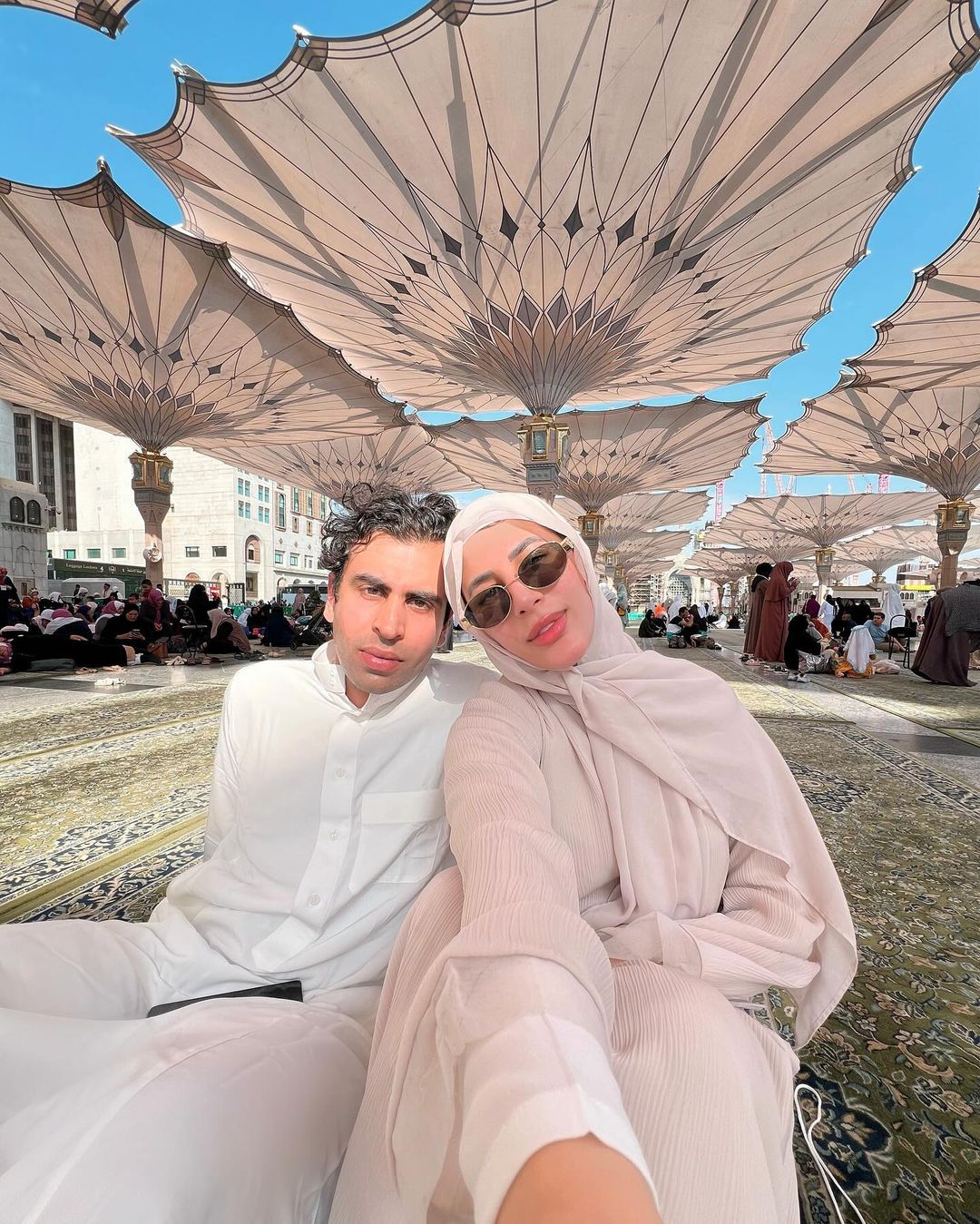 Famous Pakistani Model Fatima Hassan Performs Umrah With Husband ...