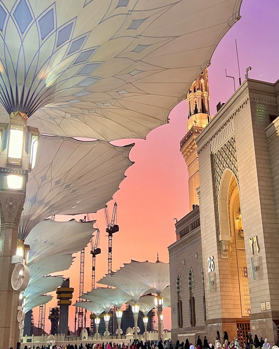 Famous Pakistani Model Fatima Hassan Performs Umrah With Husband | Reviewit.pk