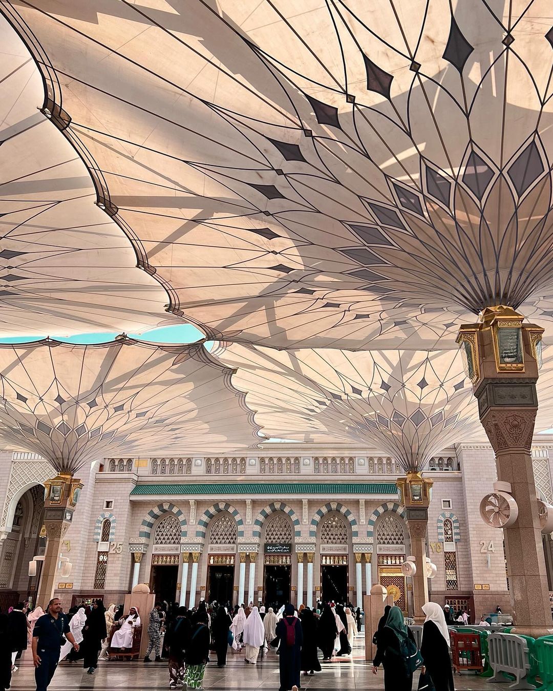 Famous Pakistani Model Fatima Hassan Performs Umrah With Husband ...