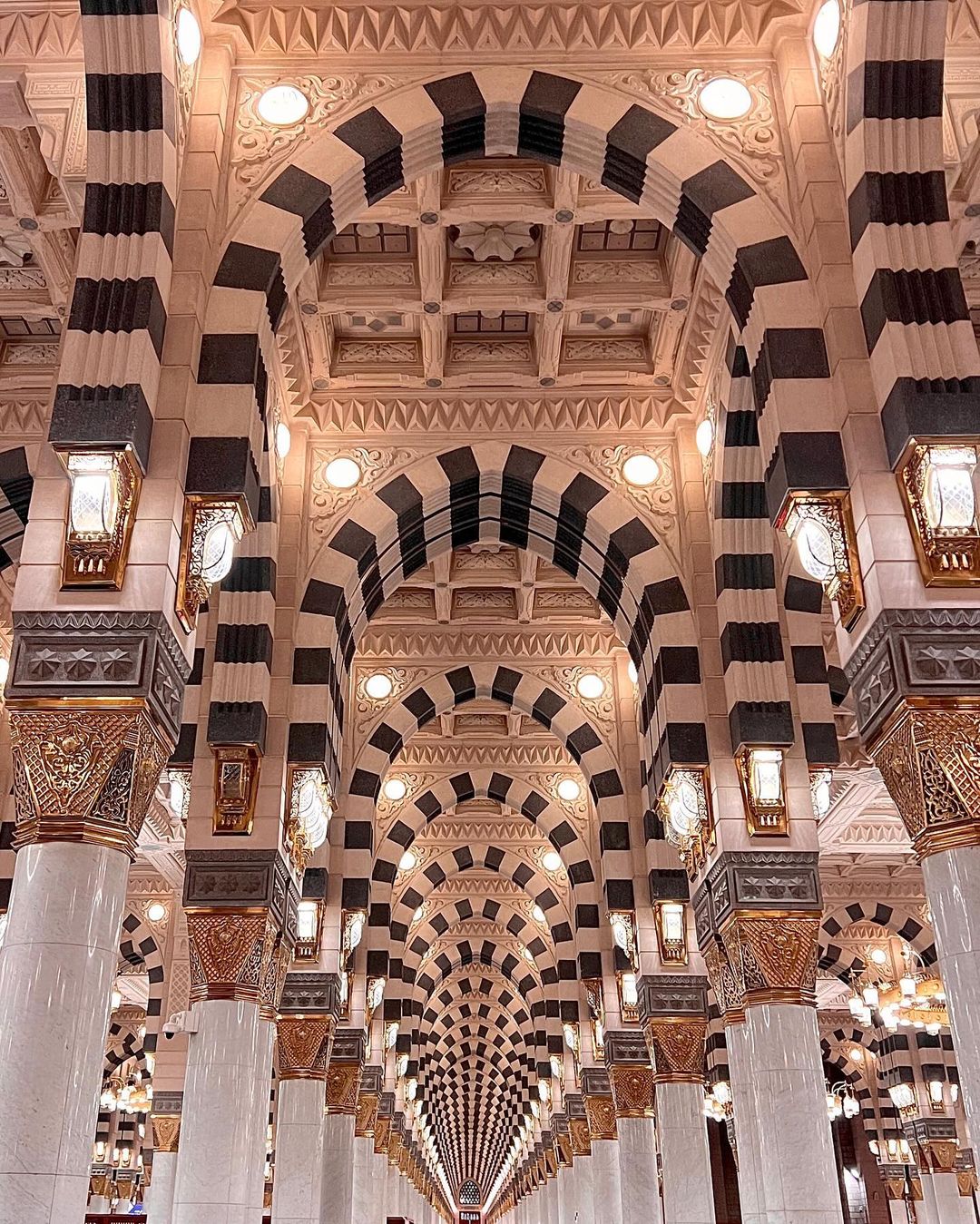 Famous Pakistani Model Fatima Hassan Performs Umrah With Husband ...