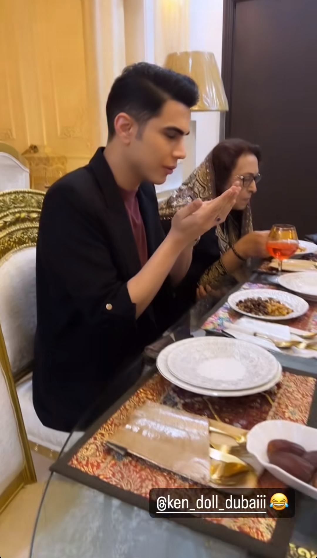 Jannat Mirza & Alishba Invite Ken Doll At Aftari | Reviewit.pk