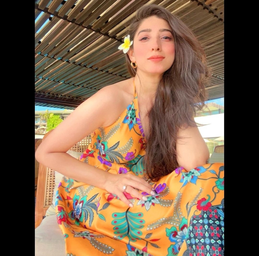 Mariyam Nafees Beautiful Pictures With Husband From Bali | Reviewit.pk