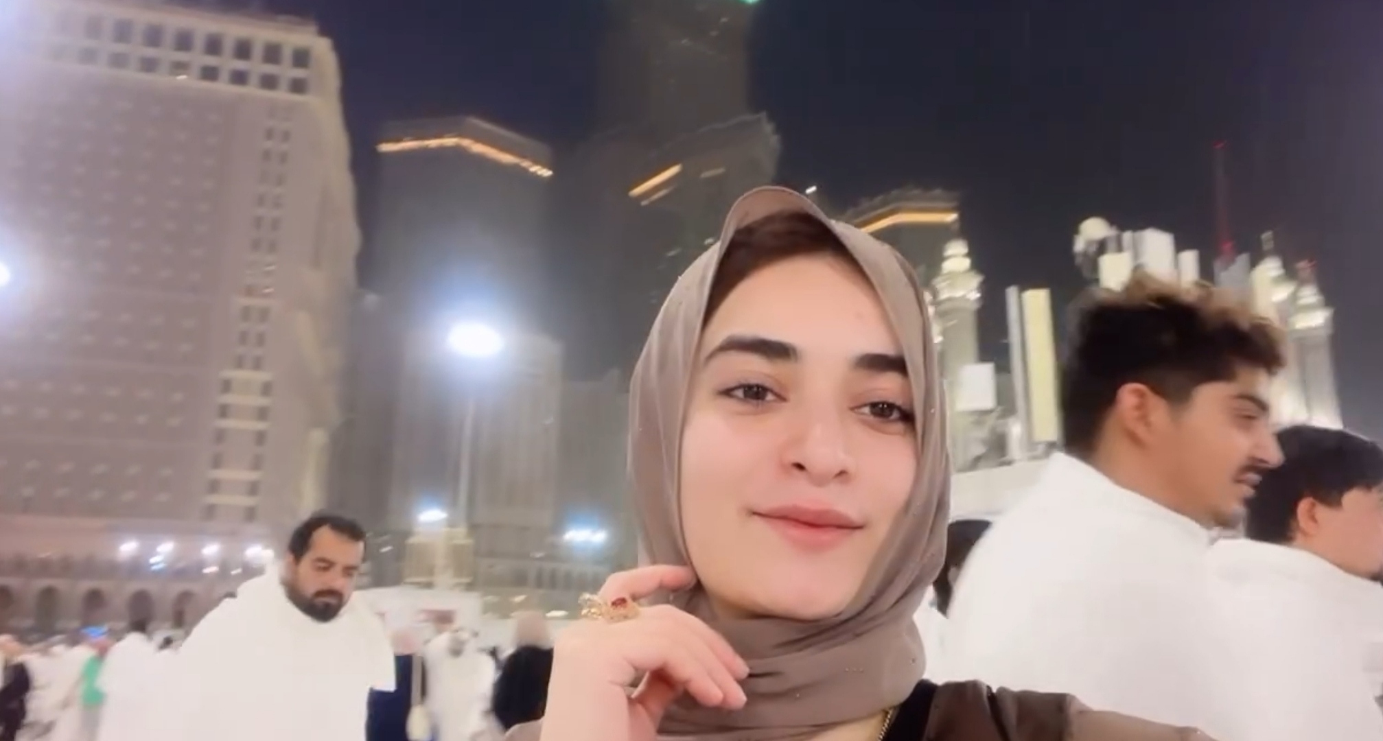 Minsa Malik Shares Beautiful Pictures From Makkah | Reviewit.pk