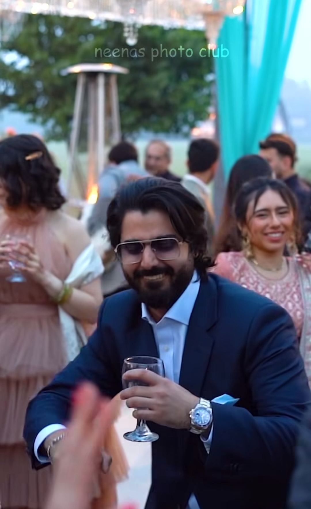 Nauman Ijaz Family's Beautiful Dance Video From A Wedding | Reviewit.pk