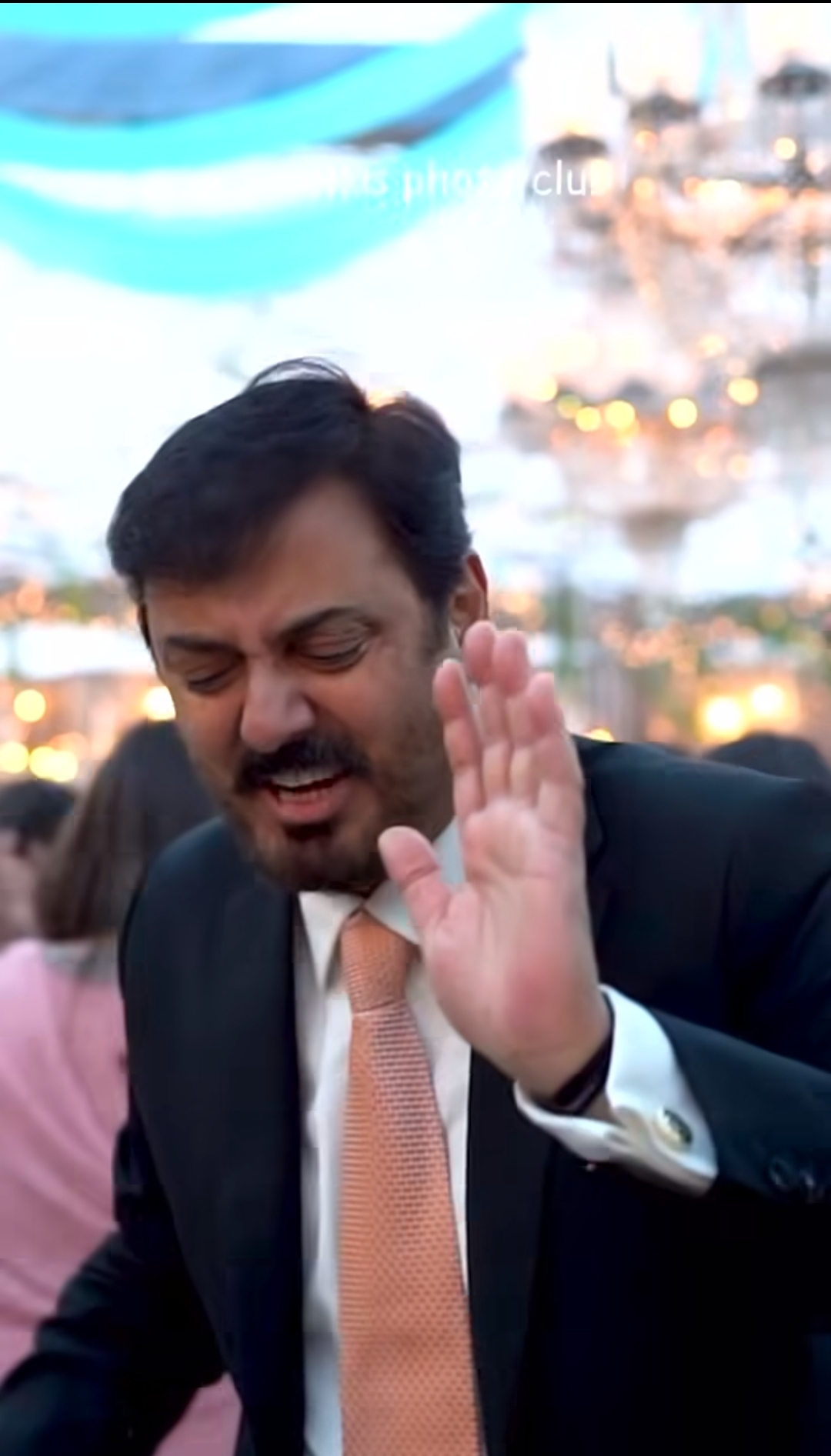 Nauman Ijaz Family's Beautiful Dance Video From A Wedding | Reviewit.pk