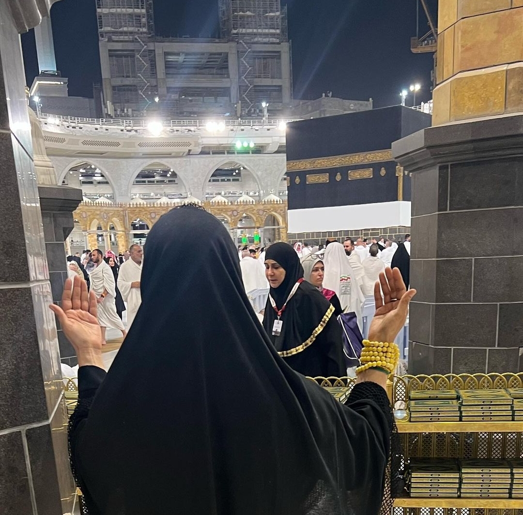 Reema Khan Shares Heartwarming Pictures From Khana Kaaba | Reviewit.pk Reema Khan Shares Heartwarming Pictures From Khana Kaaba | Reviewit.pk