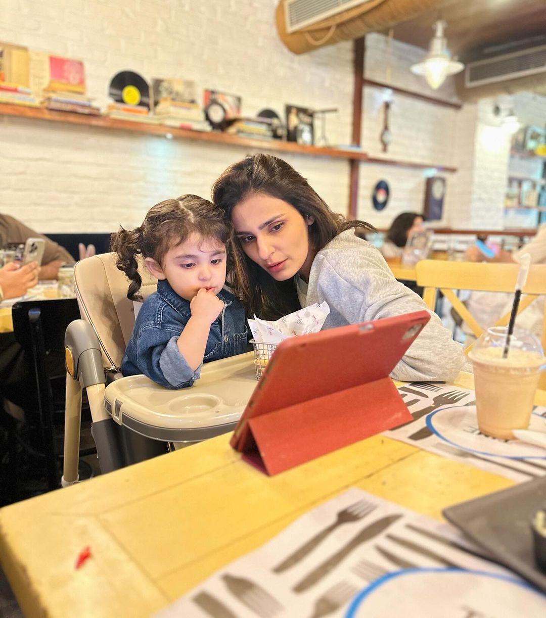 Sadia Ghaffar's Gorgeous New Family Clicks | Reviewit.pk