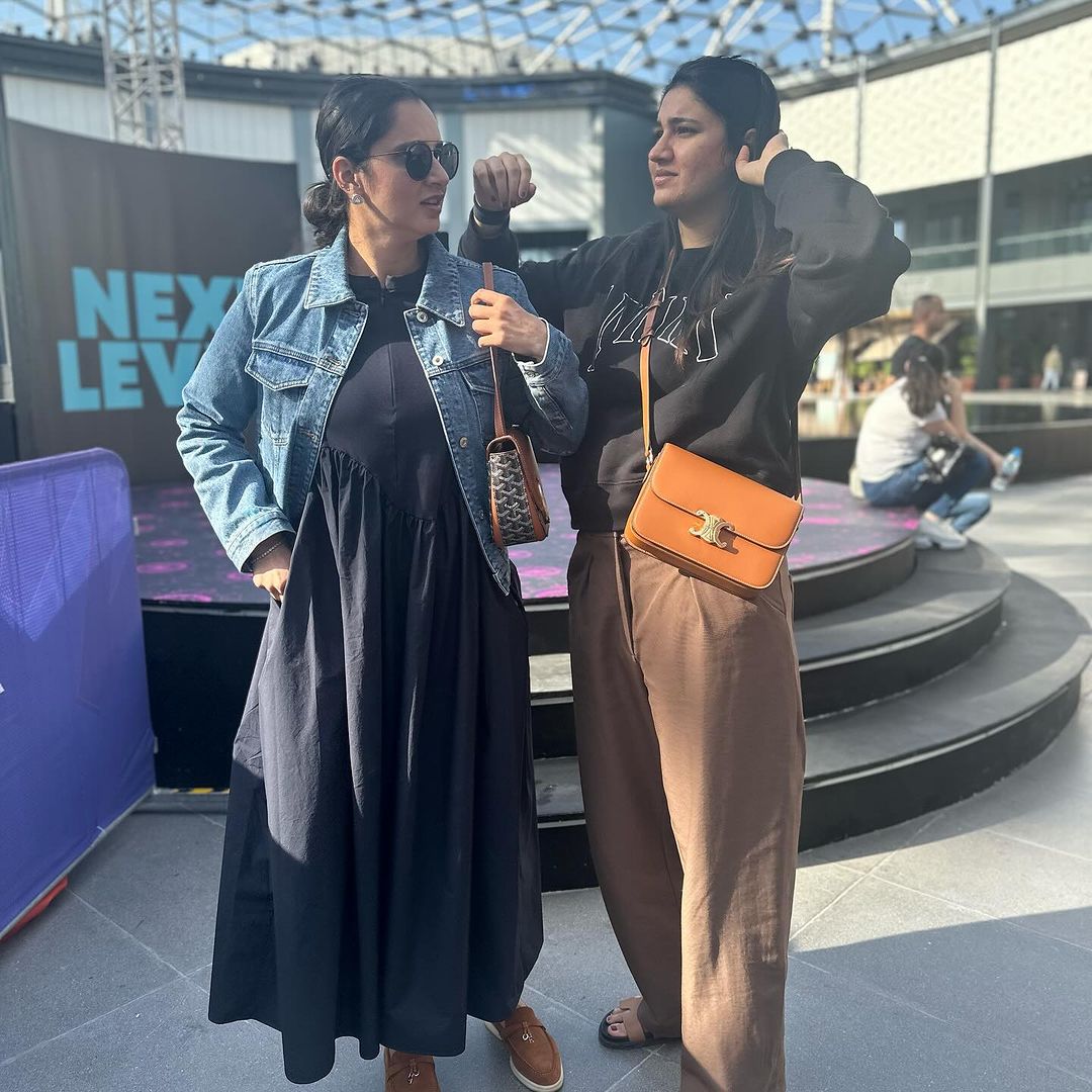 Sania Mirza Family Pictures From Dubai | Reviewit.pk