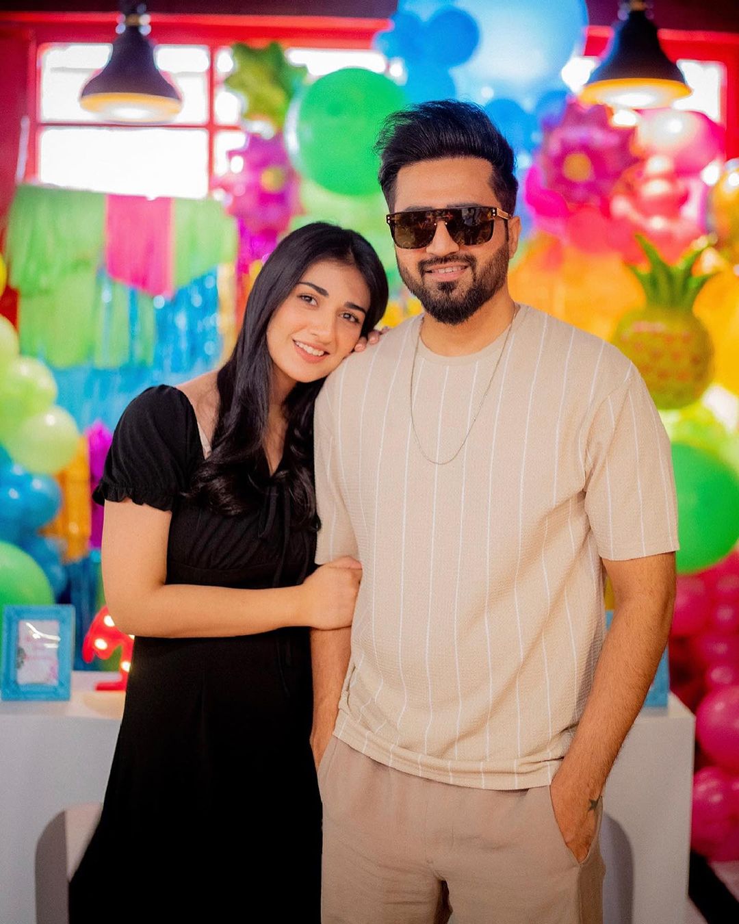 Falak Shabir's Expensive Gift To Wife Sarah Khan | Reviewit.pk