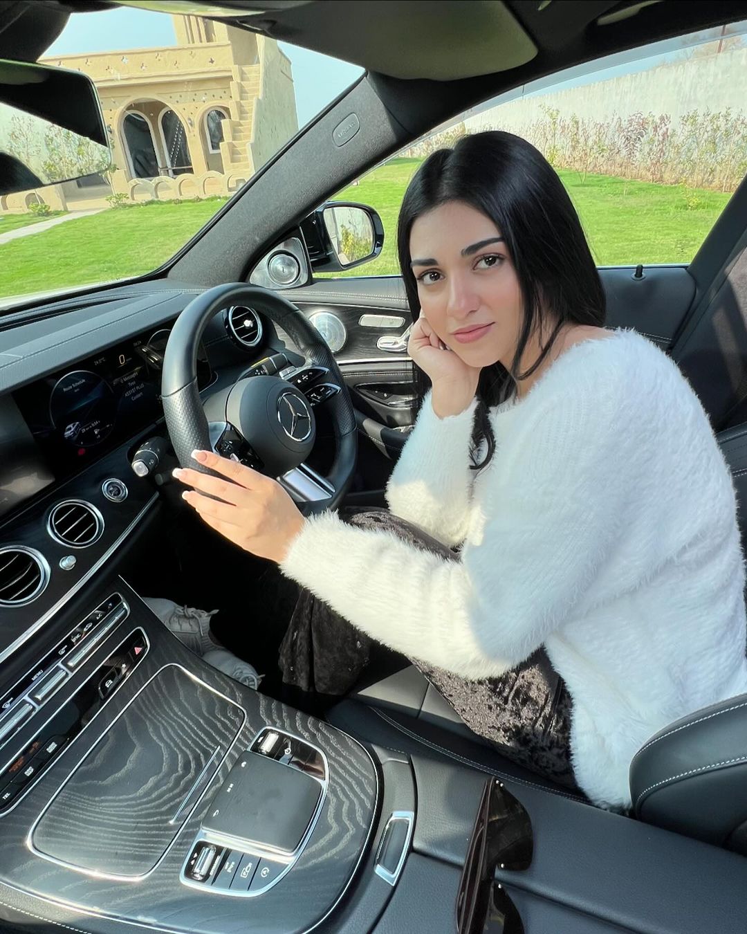 Falak Shabir's Expensive Gift To Wife Sarah Khan | Reviewit.pk