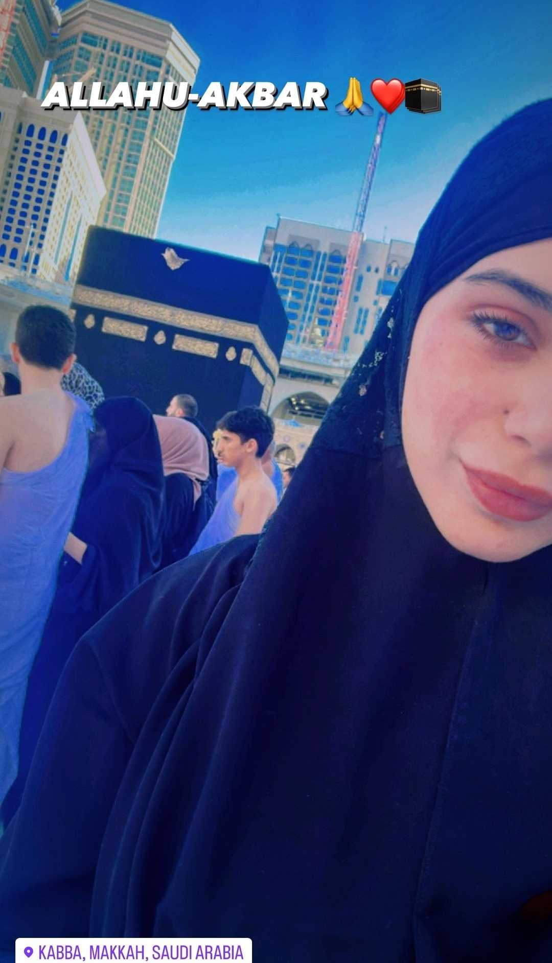 Aima Baig Umrah Pictures With Father | Reviewit.pk