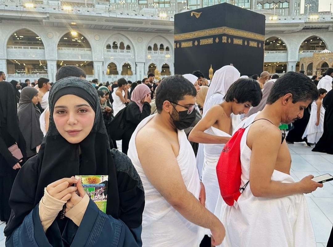 Aima Baig Taunts Netizens After Performing Umrah With Tattoos | Reviewit.pk