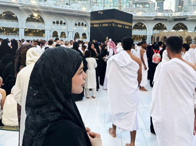 Aima Baig Taunts Netizens After Performing Umrah With Tattoos | Reviewit.pk