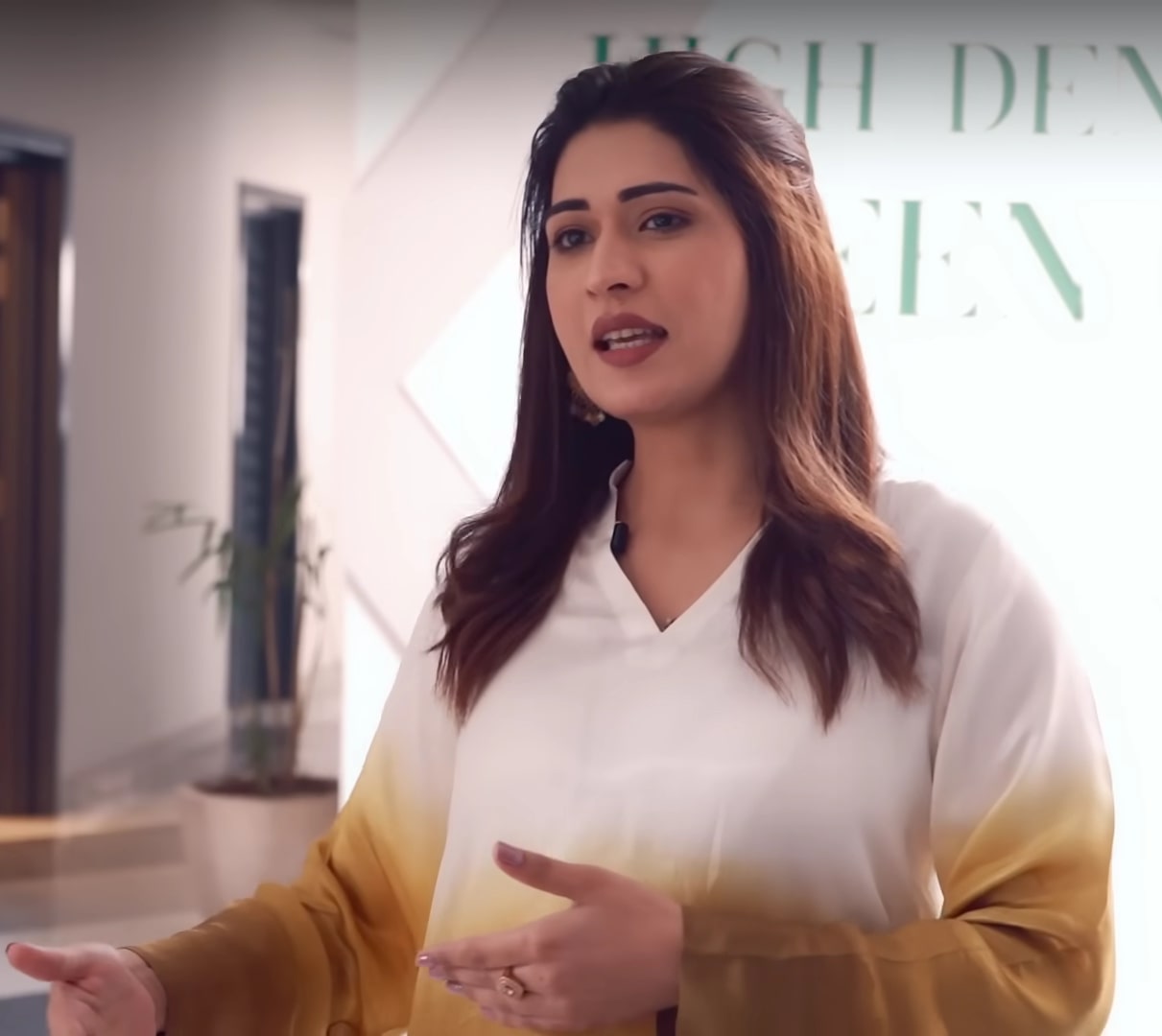 How Marrying Iqrar Ul Hassan Changed Aroosa Khan's Life | Reviewit.pk