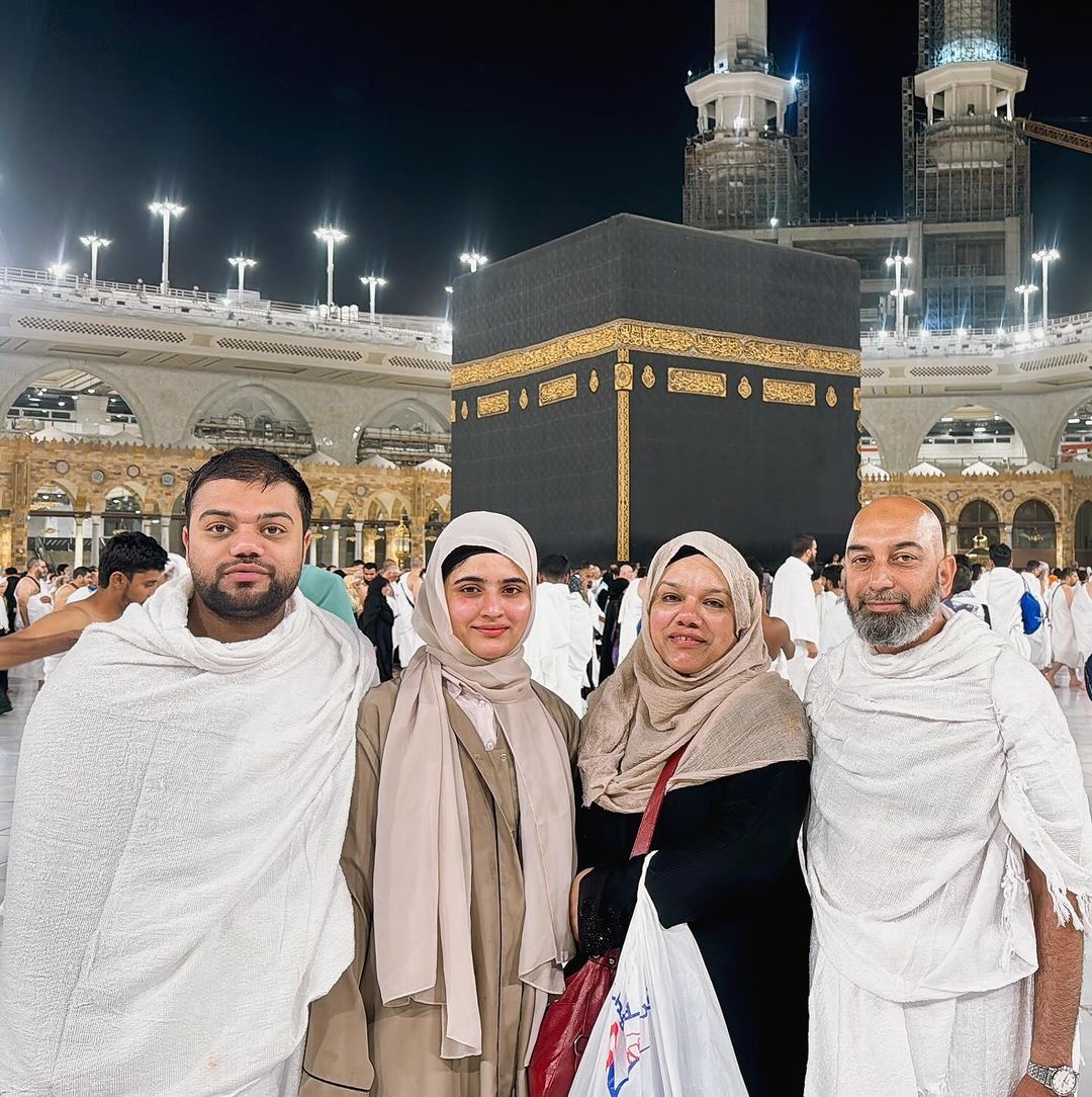 Ducky Bhai Umrah Pictures With Family | Reviewit.pk