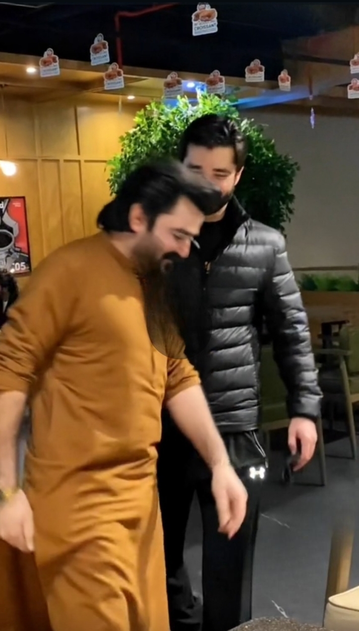 Hamza Ali Abbasi Meets His Lookalike | Reviewit.pk