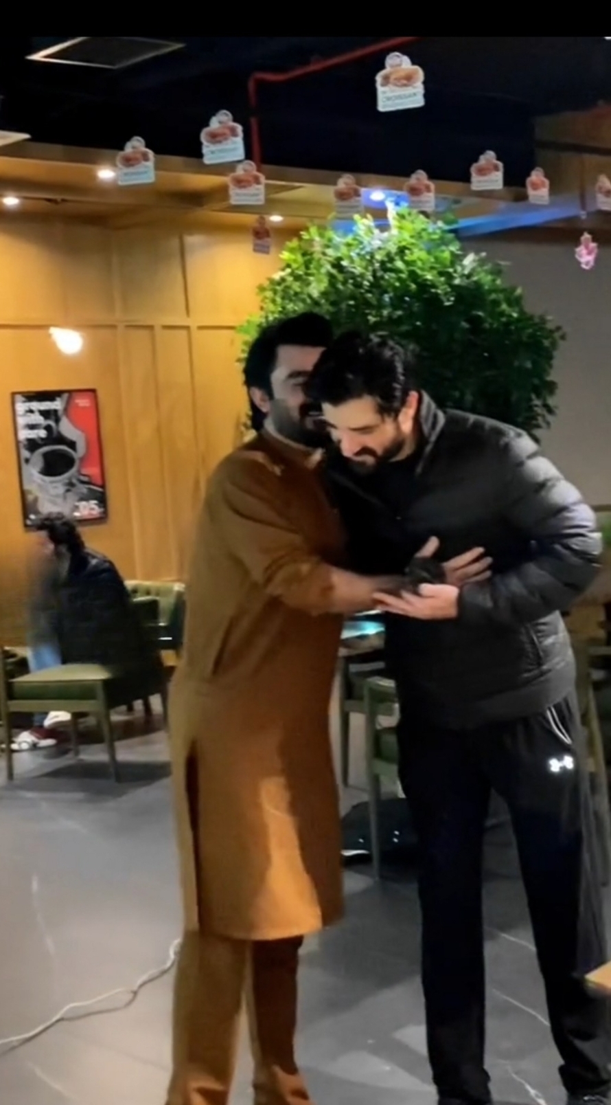 Hamza Ali Abbasi Meets His Lookalike | Reviewit.pk