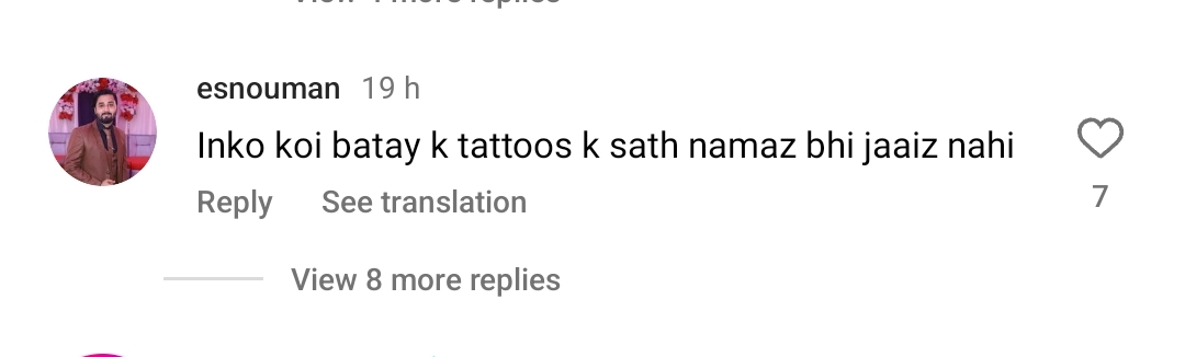 Aima Baig Taunts Netizens After Performing Umrah With Tattoos | Reviewit.pk